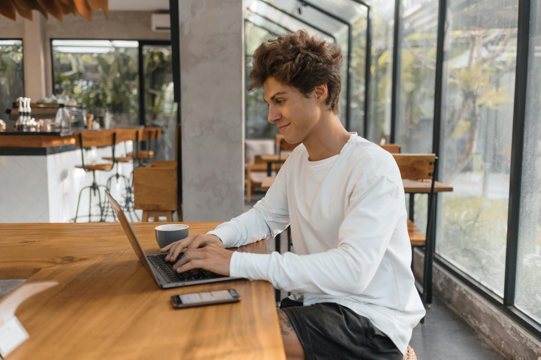 How to Nail the Work from Cafe Vibe: Productivity Tips
